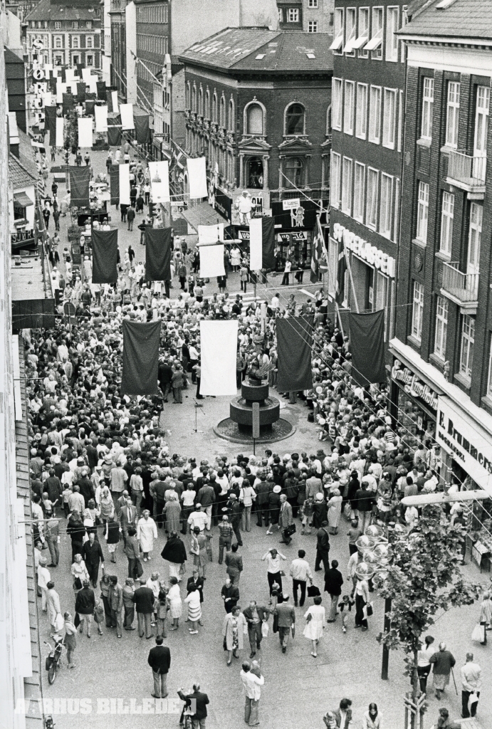 Fugle med guldæble – Aarhus Statues and Sculptures
